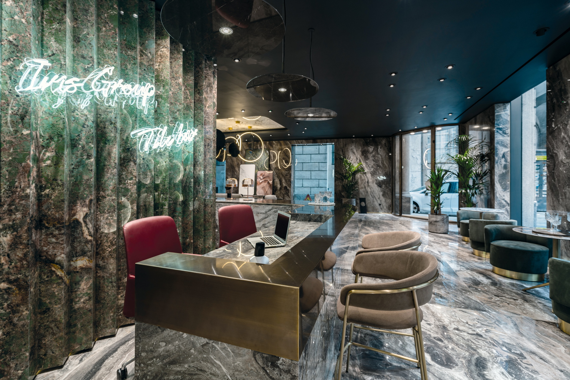 bespoke counter w/floor & walls cladding